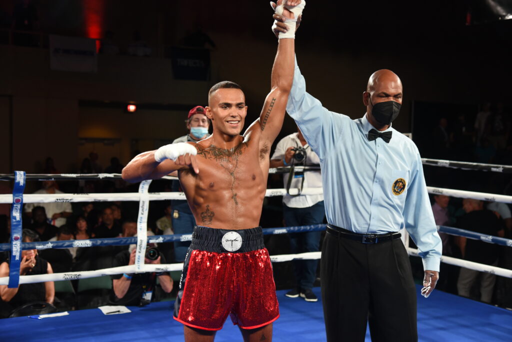 Justin Figueroa Makes Easy Work Of Tavaris Smith In His Debut At Jim ...